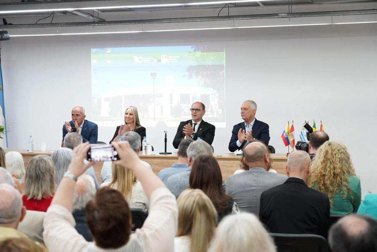 Alak acompañó el inicio del congreso que celebra los 60 años de la ...